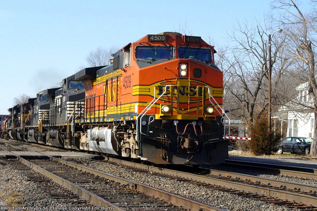 BNSF 4509 eastbound